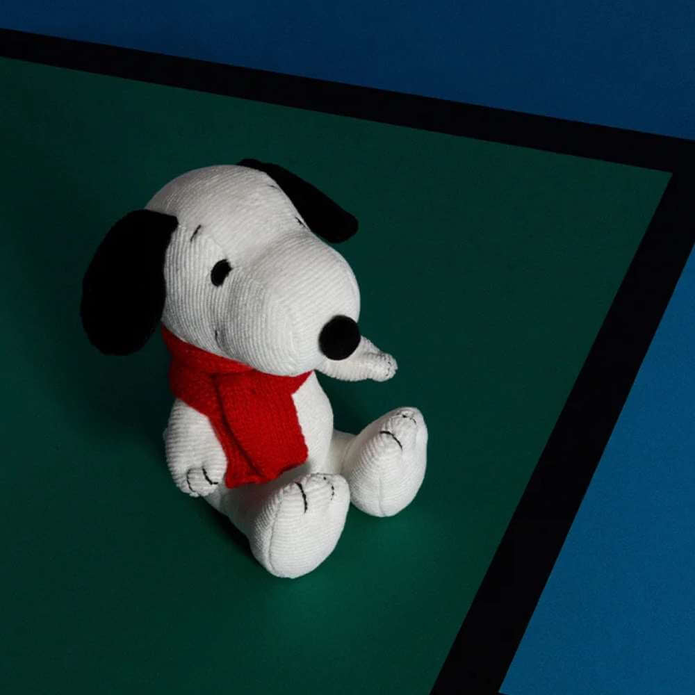 Snoopy Sitting With Scarf 17cm – Funky Gifts NZ